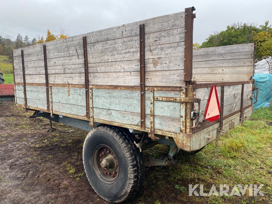 Klaravik Auktioner | Traktorvagn med tipp