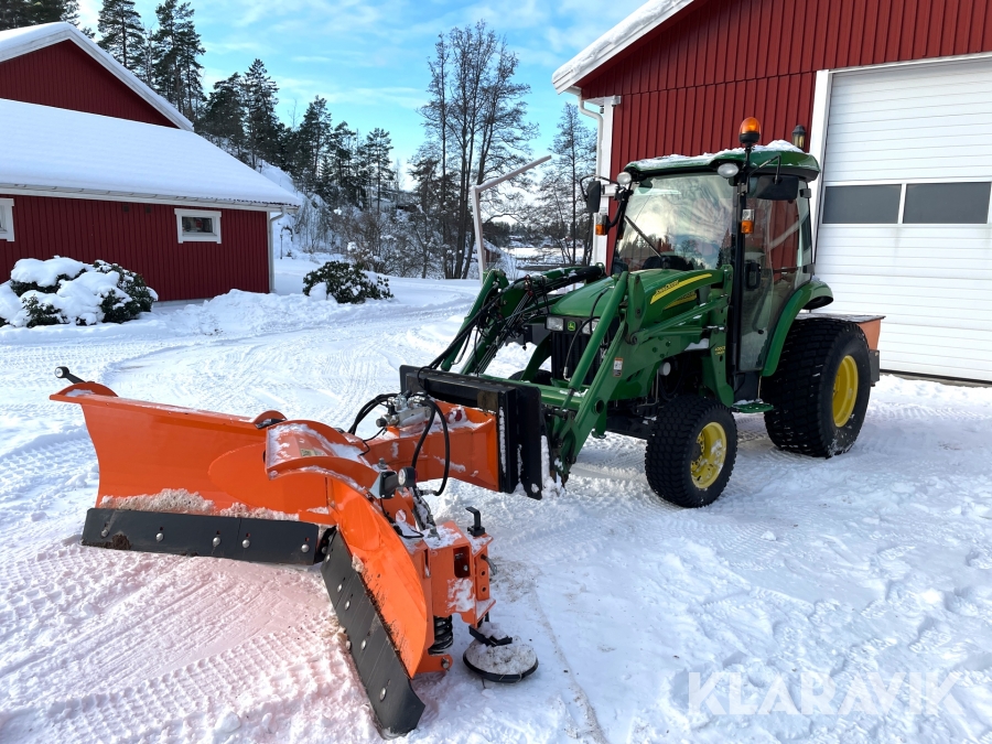 Traktor John Deere 4720 med vikplog och sandspridare skopa gafflar