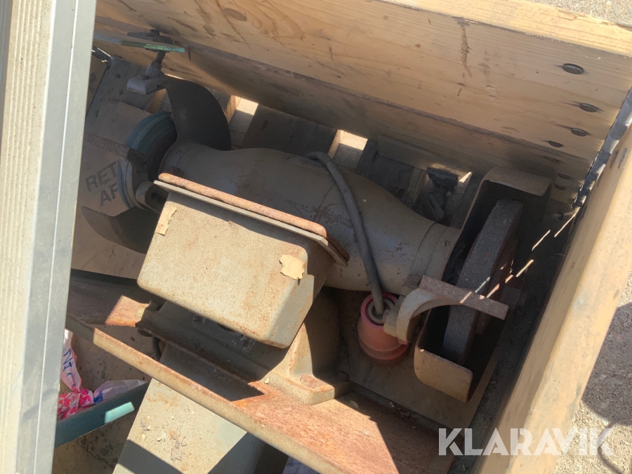 Slipar 2st och varnings skyltar, Katrineholm, Klaravik aukti
