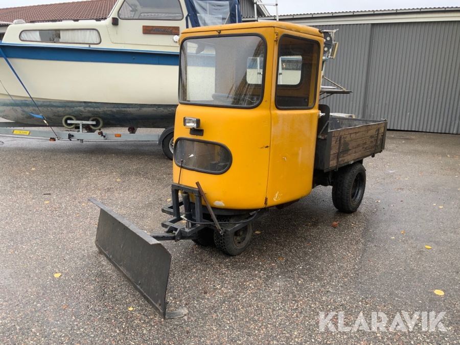 Klaravik Auktioner | Redskapsbärare Allme truck Tr.4 med snöplog