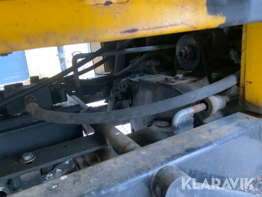 Klaravik Auktioner | Redskapsbärare Allme truck Tr.4 med snöplog