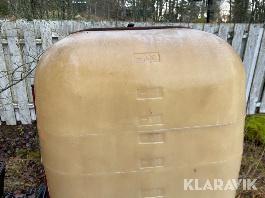 Klaravik Auktioner | Vattentank med 12 volts pump